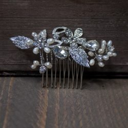 Deze mooie haarkam is door zijn vorm rustig maar toch elegant aanwezig.